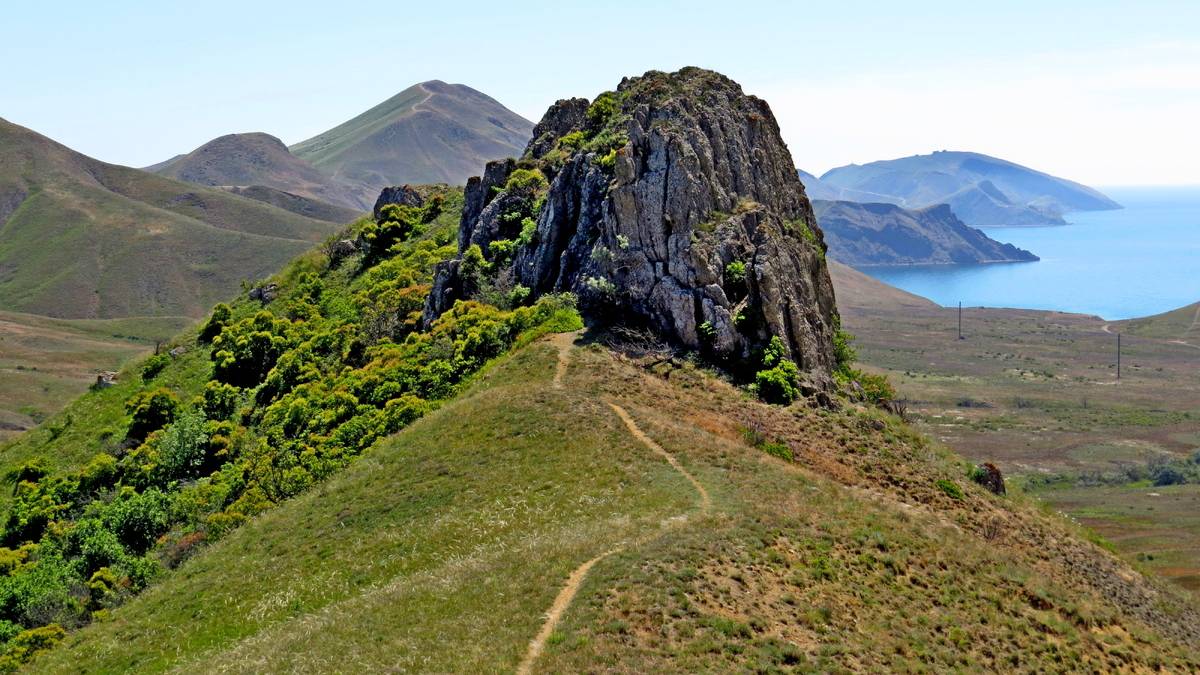 Скала на Кучук-Янышаре. Холм Волошина.