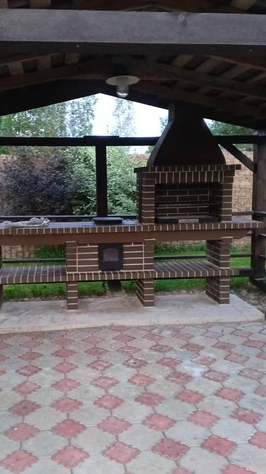 Кирпичный барбекю комплекс в беседке