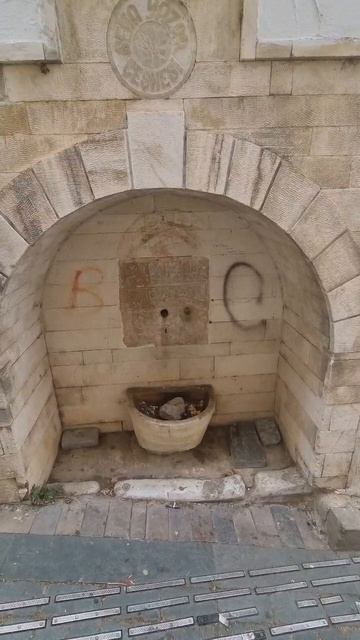 Много столетий назад богатые жители Калеичей ставили чашу с водой с лицевой стороны участка