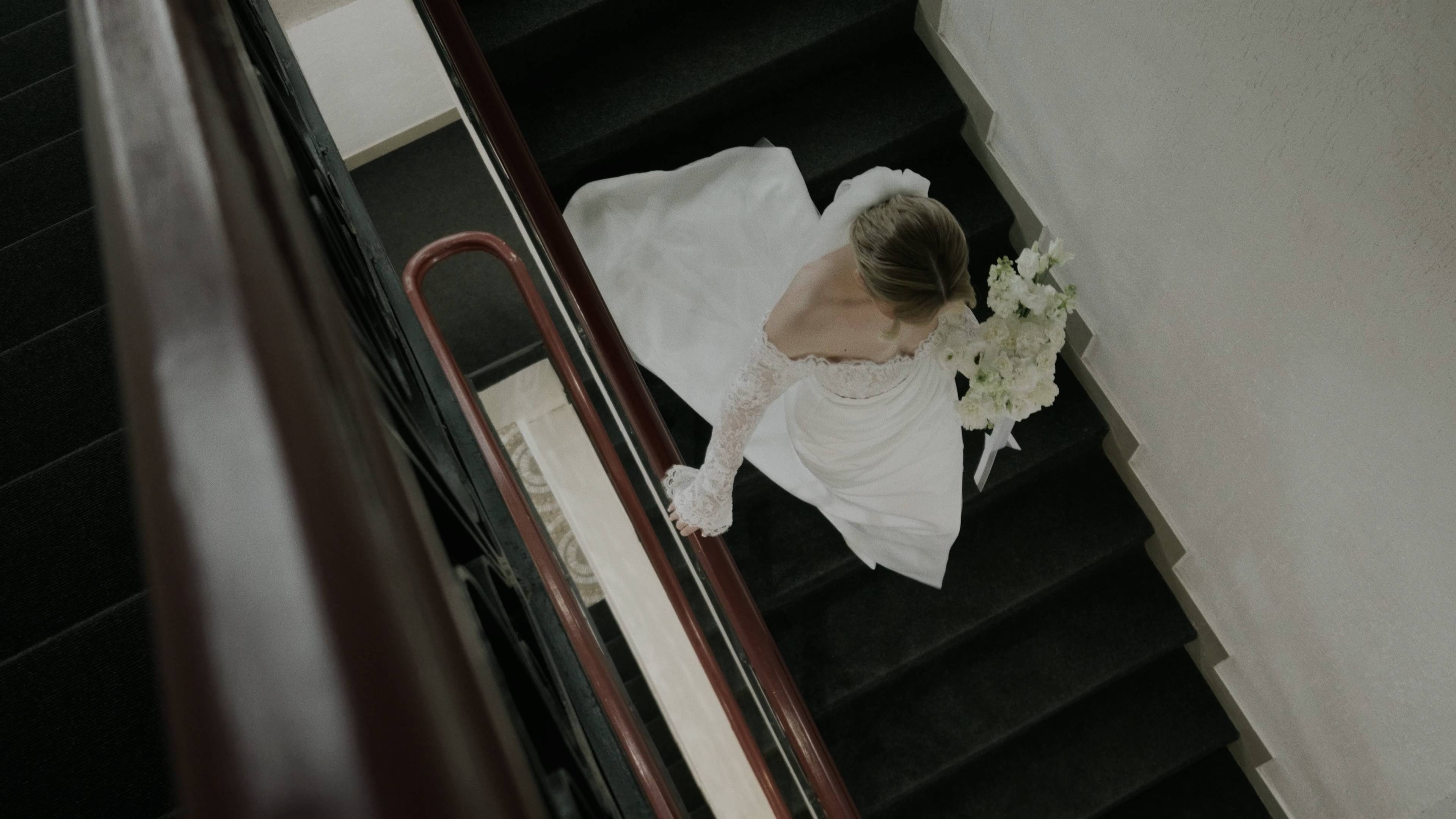 Глаза твои в зеркале горят