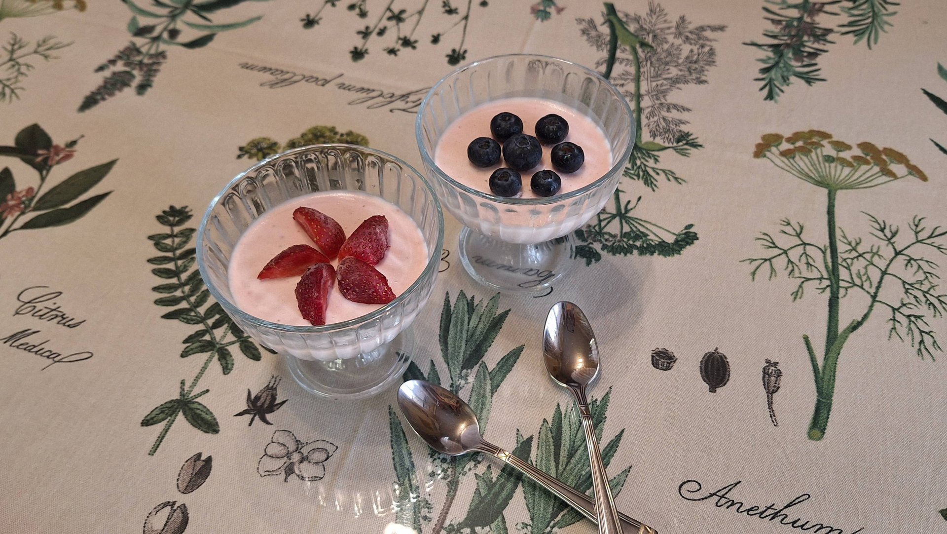 Молочное желе с фруктами.