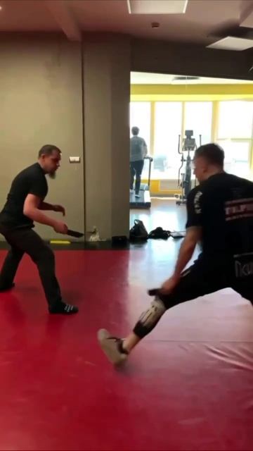 Правой ногой вы давите окурок, вот так. Второй окурок вы давите левой ногой. И оба окурка вместе)