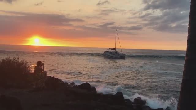 Катамаран выносит на камни прибойной волной