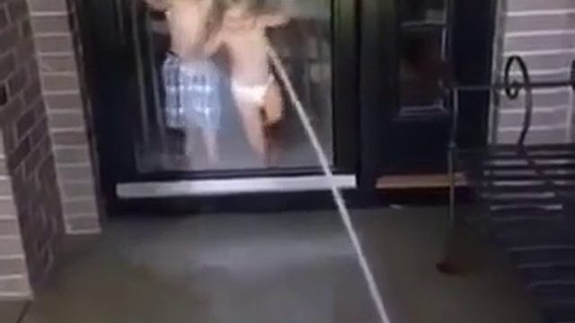 БЕРЕГИСЬ СТРУЯ)))) ДЕТИШКИ НАПУГАЛИСЬ