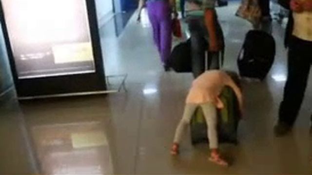 УСТАВШАЯ ПАССАЖИРКА САМОЛЁТА ПОСЛЕ ОТДЫХА))) ДОВЕЛИ БЕДОЛАЖКУ