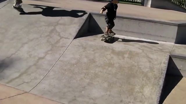 МОЛОДОЙ СКЕЙТЕР НО С ОПЫТОМ ПРОКАТЫВАЕТСЯ НА ДОСКЕ