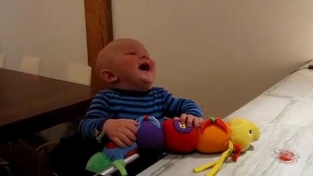 МАЛЕНЬКИЙ МАЛЬЧИК И ПАПА ЗАРАЗИТЕЛЬНЫЙ ДЕТСКИЙ СМЕХ