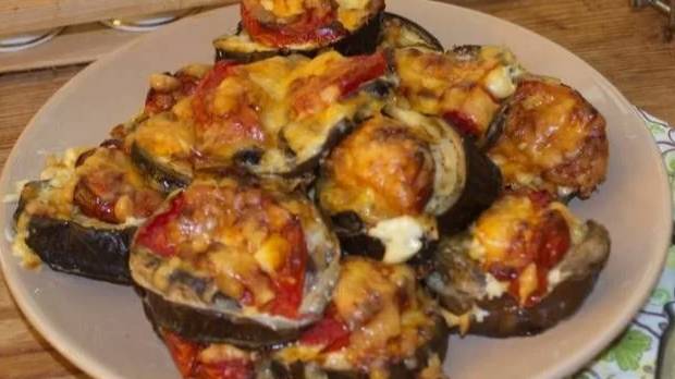 Баклажаны в духовке с помидорами, сыром и грибами.