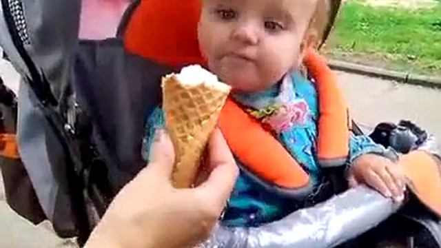 ПЕРВОЕ В ЖИЗНИ РЕБЁНКА МОРОЖЕННОЕ))) ПОДАЁТ ИНТЕРЕСТНЫЕ СИГНАЛИ ЧТО БЫ ЕЩЁ ДАЛИ