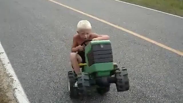 ЮНЫЙ ТРАКТОРИСТ ЗАЖИГАЕТ МАЛОЙ)))) ЮМОР_ ПРИКОЛЫ