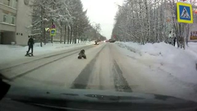 МАМАША РАСТЕРЯША))) КАК НЕ НАДО ДЕЛАТЬ ПЕРЕХОДЯ ДОРОГУ С РЕБЁНКОМ