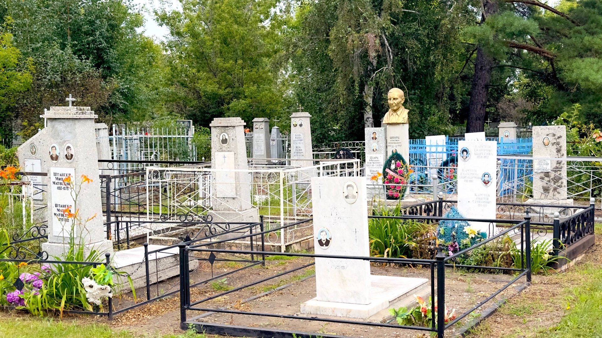 Немецкое старое кладбище. Село ПЕТЕРФЕЛЬД (Петропавловск) 1 -часть.