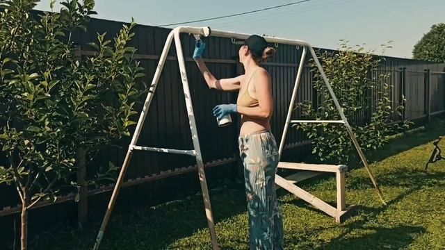 Декор из старых качелей