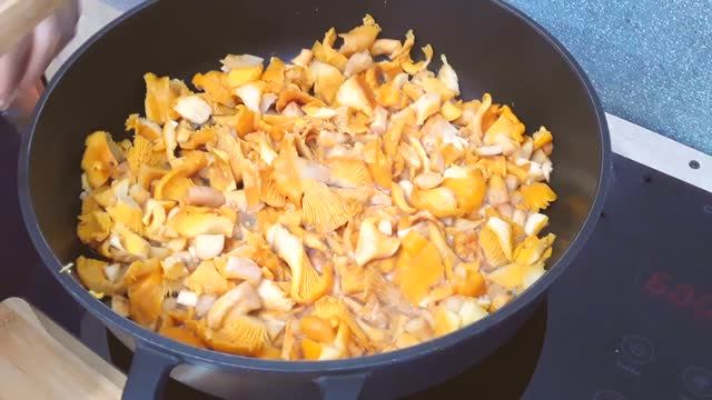 Омлет с лисичками