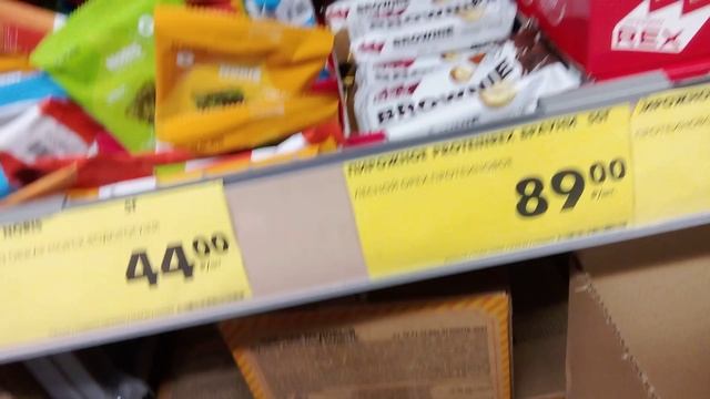 Опять заглянул в магазин чижик за вкусняшками. Подробно показал новые вкусные напитки и сладости.