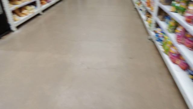 Очень вкусные картофельные чипсы с разными вкусами в супермаркете Ашан .