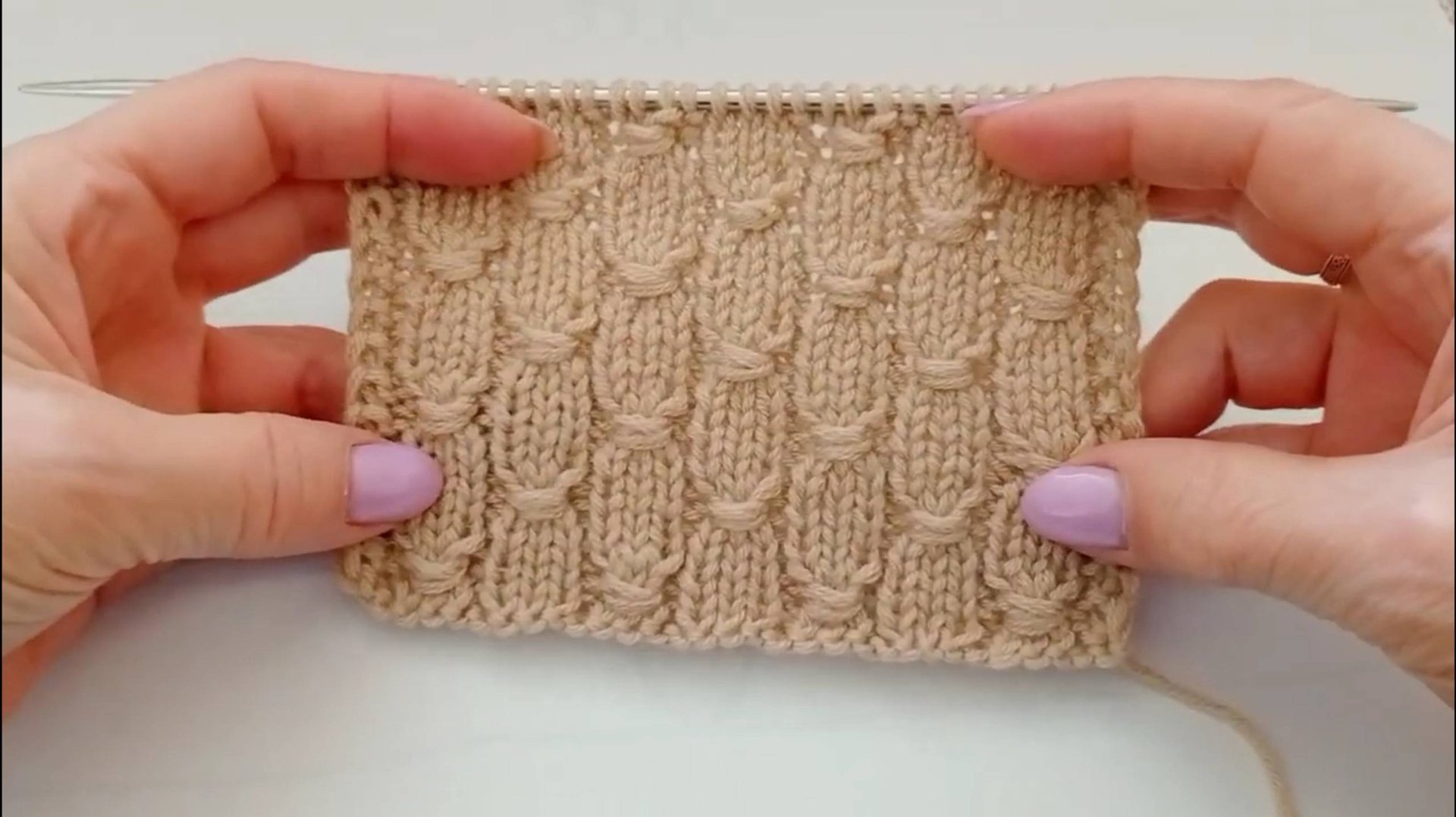 Красивый плотный узор спицами с обвитыми петлями.