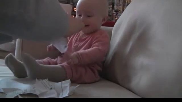 ПАПА ПЕРЕД РЕБЁНКОМ РАЗРЫВАЕТ БУМАГУ))) РЕБЁНКУ ВЕСЕЛО И ДОСТАВЛЯЕТ СМЕХ