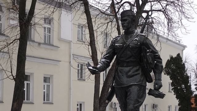 Памятник фронтовому почтальону в Воронеже