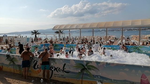 Геленджик.  Пенная дискотека на пляже.
