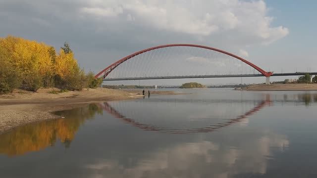 Бугринский пляж и Бугринский мост в Новосибирске.
