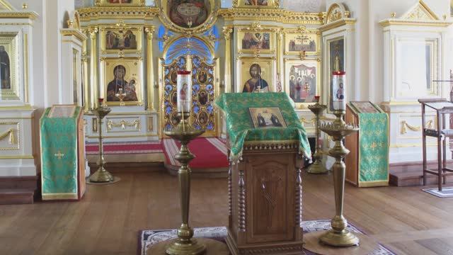 Церковные песнопения в соборе Рождества Богородицы в мужском Коневском монастыре. Росписи собора