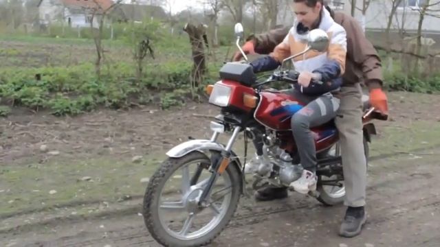 ОТЕЦ УЧИТ ДОЧЬ КАТАТЬСЯ НА МОТОЦИКЛЕ))) ВИДЕО ПРИКОЛЫ 2025)) ЮМОР) СМЕШНЫЕ ВИДЕО