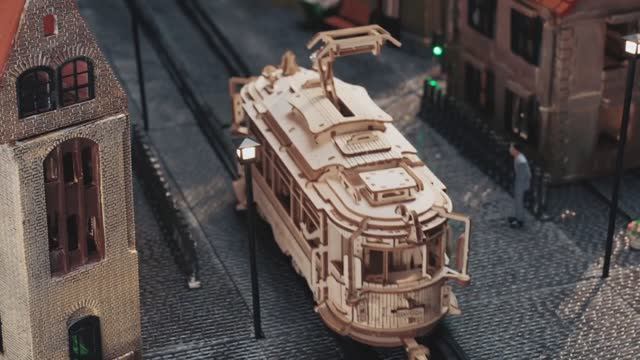 Деревянный механический конструктор Городской Трамвай  Classic City Tram LK801  (ROKR)