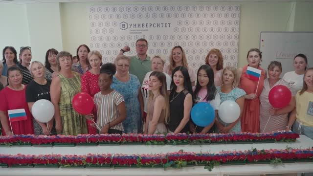 В УПО - ФЛАГ РОССИИ ИЗ ЖИВЫХ ЦВЕТОВ. Флорист-дизайнер Иван Базин