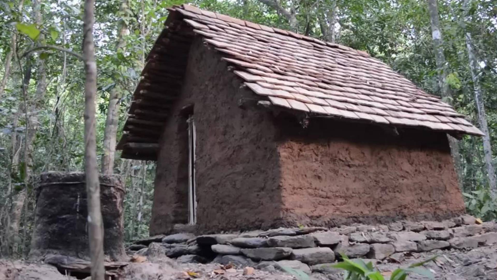 Хижина с черепичной крышей