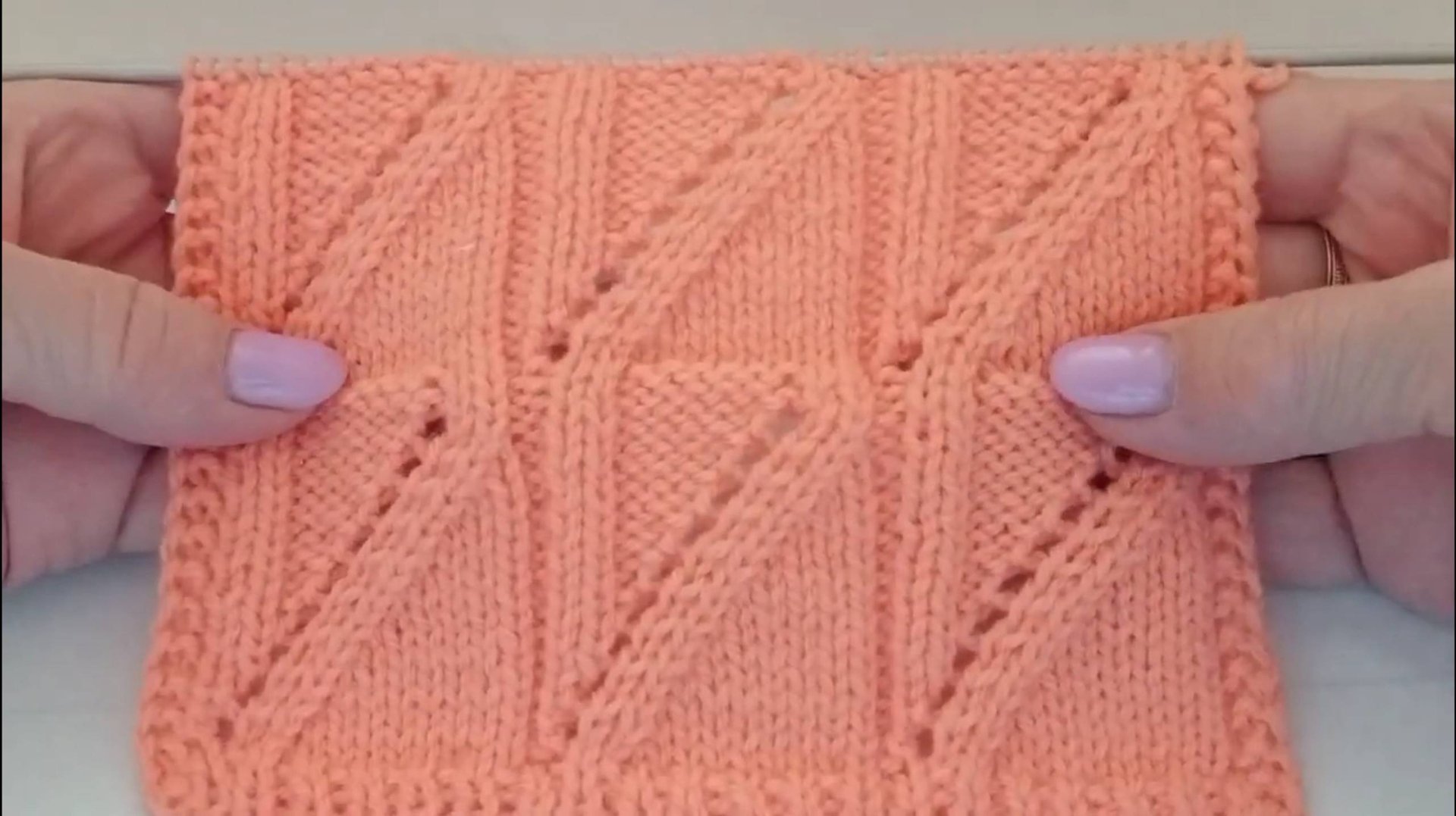 Универсальный красивый узор спицами поворотными и круговыми рядами.