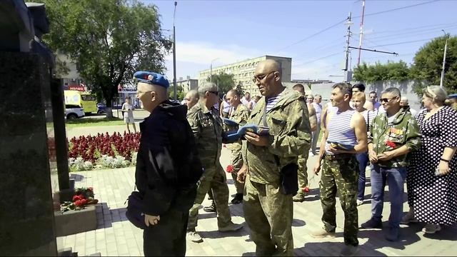 Оренбург Возложение цветов к бюстам Виктора Лебедева и Рустама Сираева в одноимённом сквере 2.08.25.