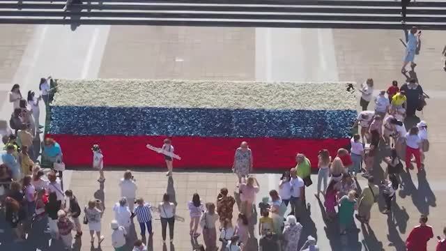 ФЛАГ РОССИИ из 50 000 живых роз! Мировой и Национальный рекорд (2022). Флорист дизайнер Иван Базин