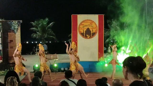 Вечернее шоу на набережной Нячанга