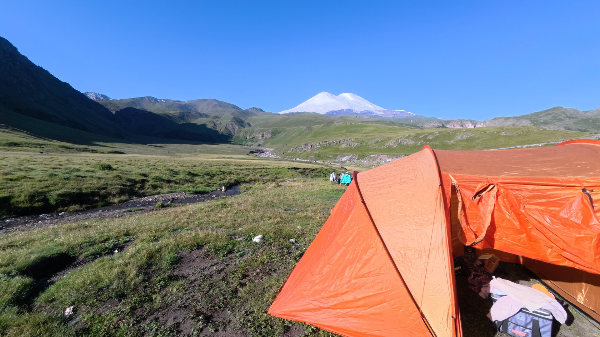 Розовое утро на Эльбрусе в палаточном лагере на высоте 2600