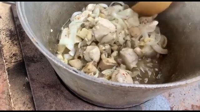 Курица под овощами с грибами в сливочном соусе