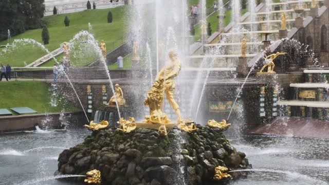 Фонтаны Нижнего парка Петергофа в Санкт-Петербурге. Фонтан Самсон, Шутихи, каскады. Фото. 彼得霍夫喷泉