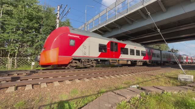 Поезда / Видео про поезда - Ласточка проезжает под мостом