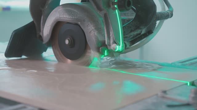 на стремянке прав1