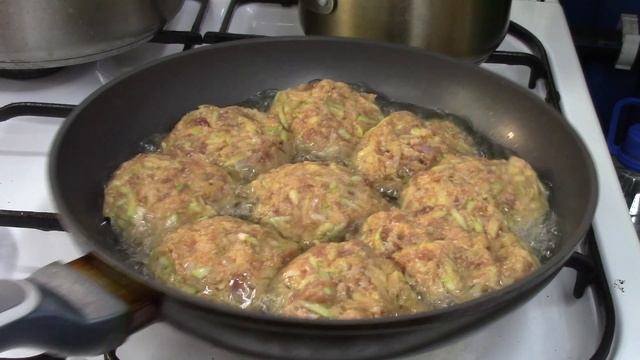 Котлеты из мясного фарша, кабочка и картошки