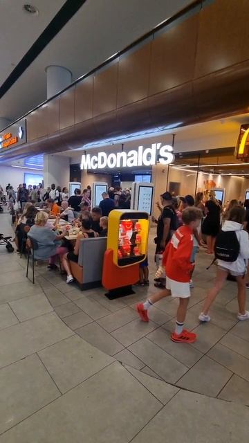 Идем в Макдональдс в аэропорту Антальи