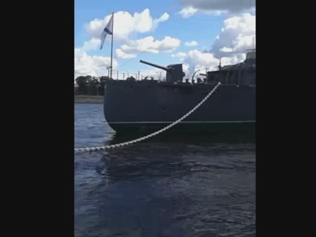 Впервые увидел крейсер Аврору Saw the cruiser Aurora for the first time
