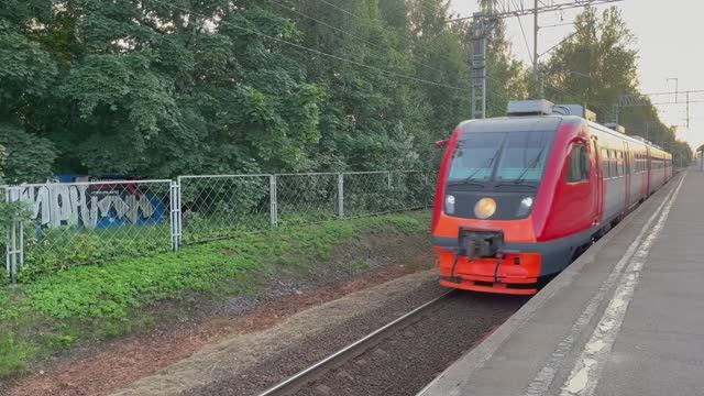 Поезда / Видео про поезда - рельсовый автобус проезжает мимо станции