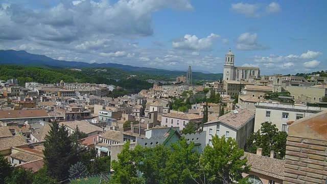 Жирона (Испания) - прогулка по крепостной стене и площадь Независимости.