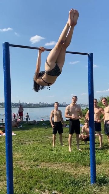 девушка на турнике поражает парней