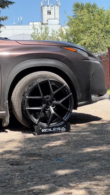 Lexus NX на примерке дисков в 20-ом диаметре