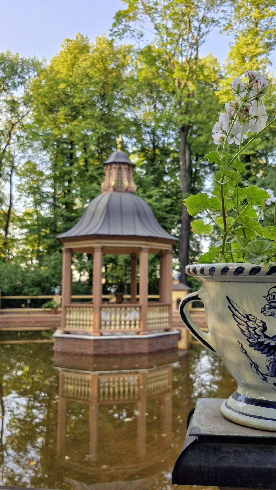 Летний сад в городе на Неве...