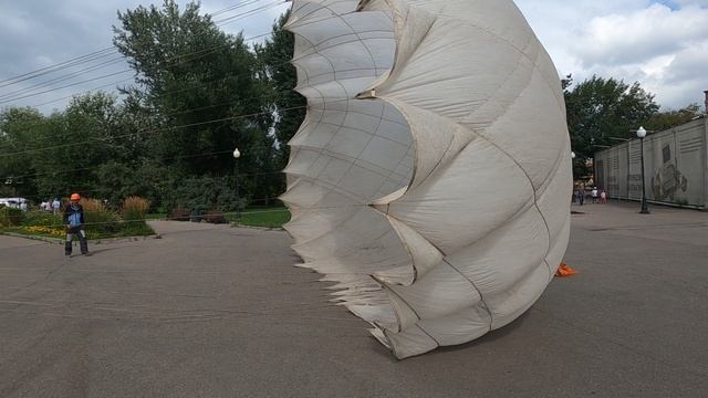 Десантники поднимают старый купол Д-5 в небо. 95 лет ВДВ России