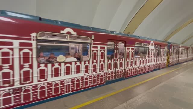 Поезда / Видео про поезда - метро СПб, брендированный поезд «300 лет СПбГУ»