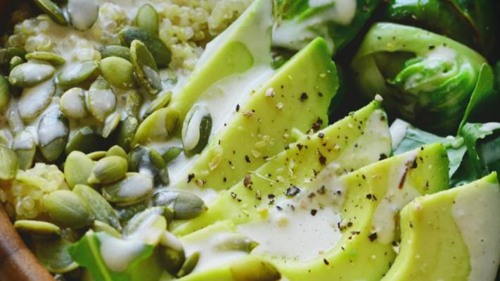 Боул с киноа, авокадо и овощами.